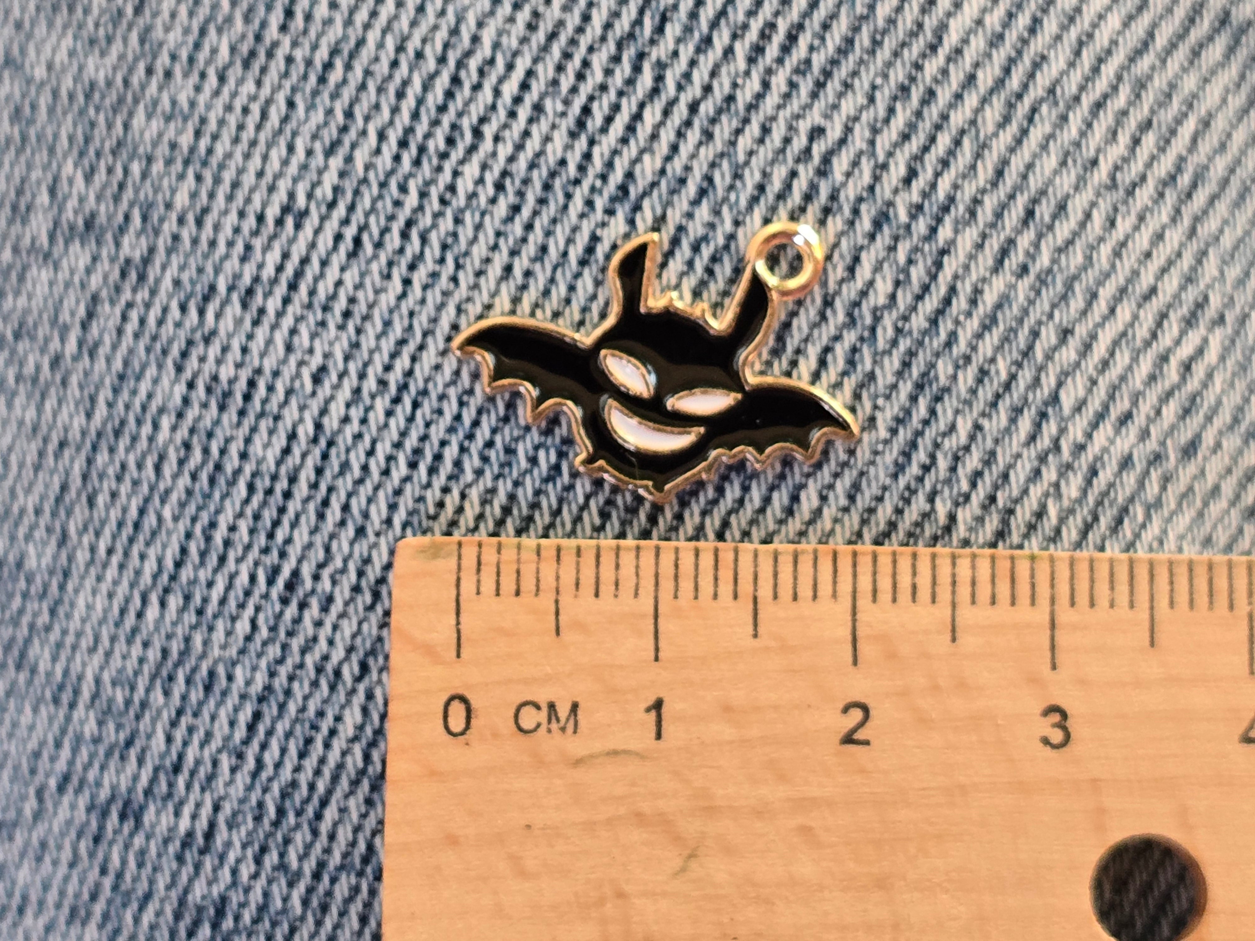 Vampyre Bat metal pendant – IngridPatches