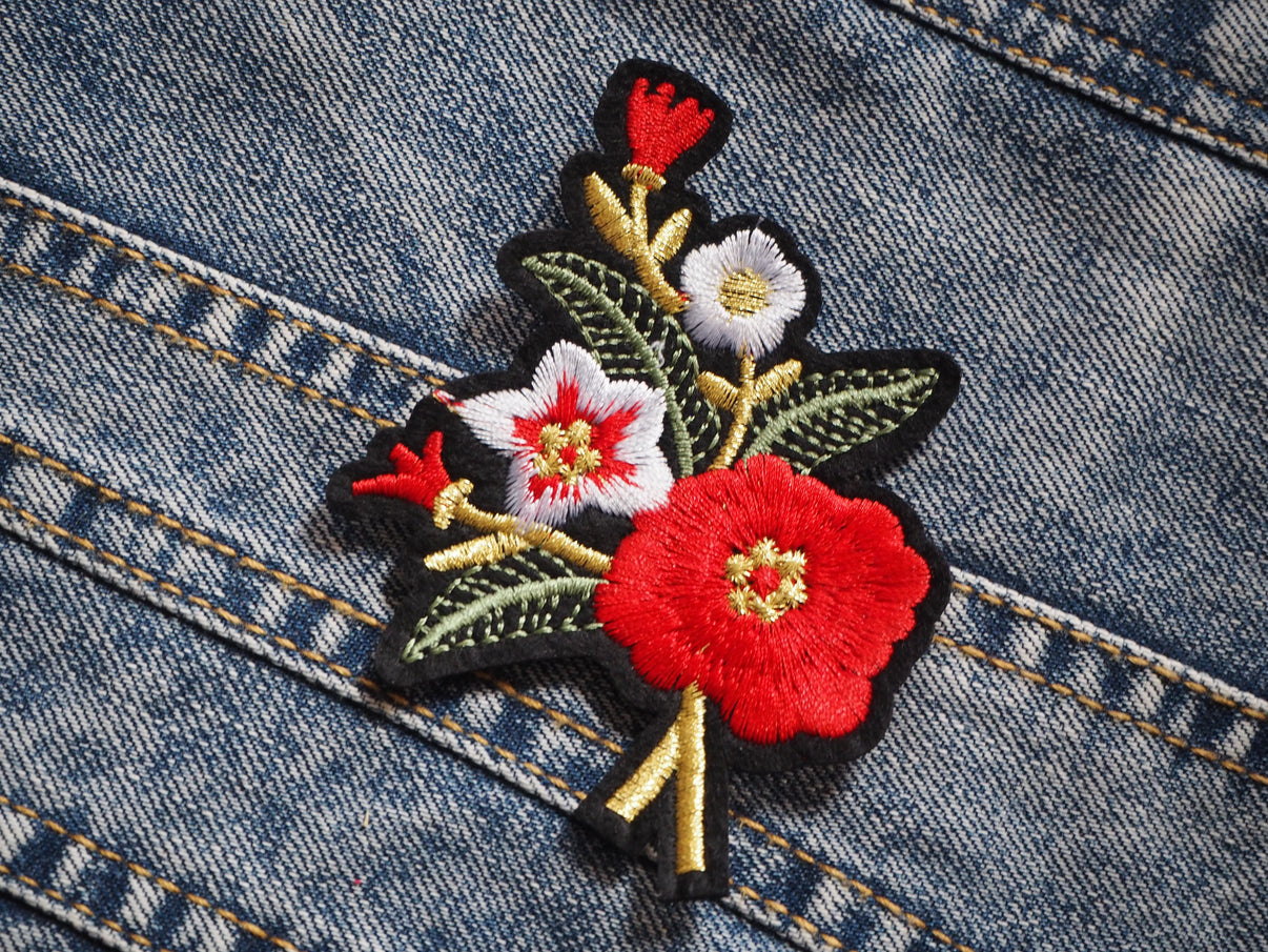 Red and White Flowers Patch (golden thread) – IngridPatches